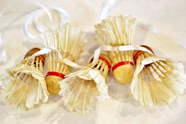 How to Make a Wreath with Old Badminton Rackets and Birdies