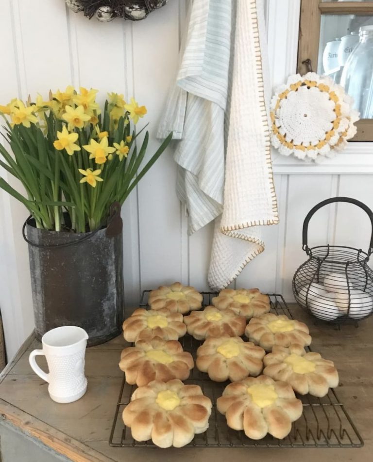 Scandinavian Spring Homes: 10 Light and Airy Cottage Tours to Inspire