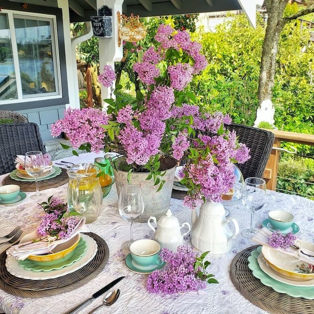 How to Decorate with Lilacs: Vintage Spring Ideas for Your Home