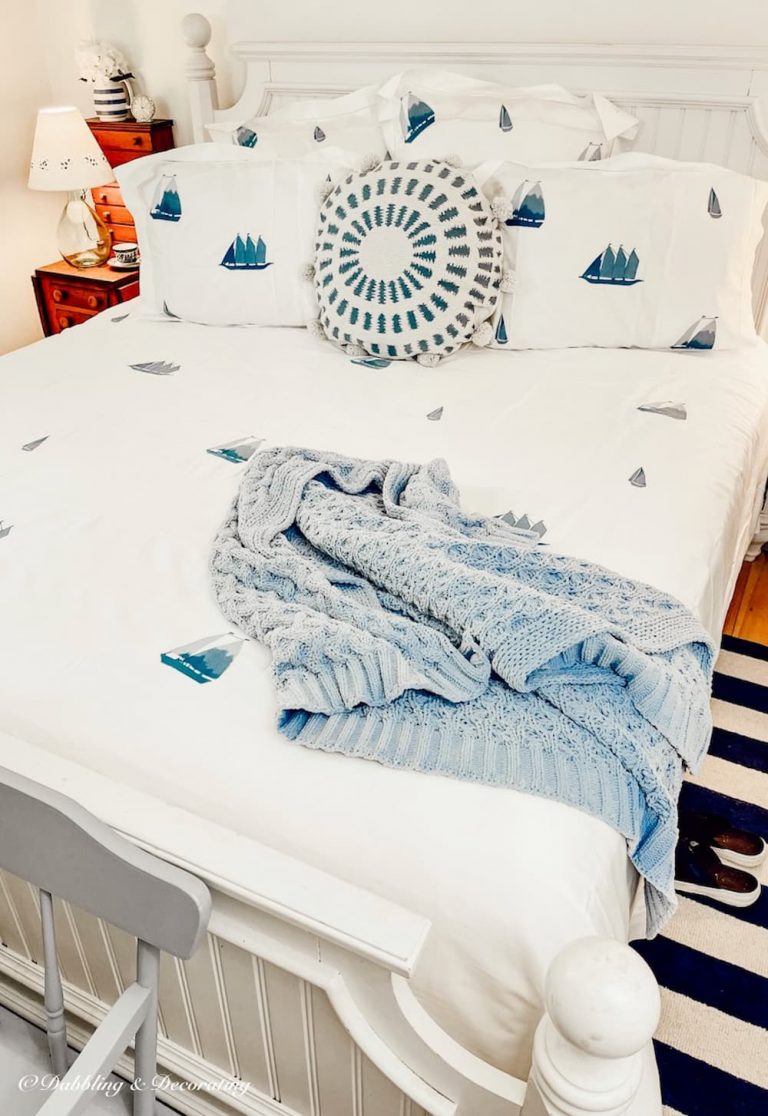 10+ Best Coastal Bedding Ideas For Your Beach House | Dabbling and ...
