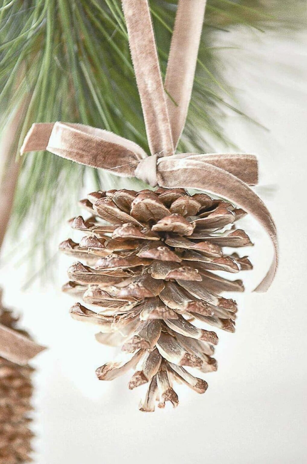 50 Festive Pinecone Decor, Crafts & DIY Decorations