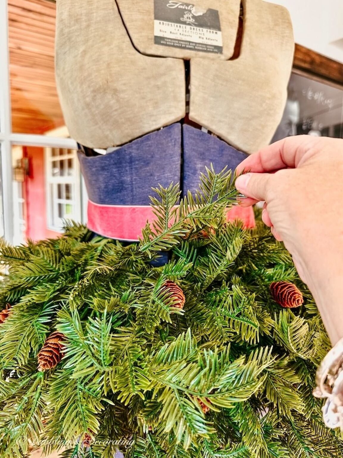 Christmas Mannequin Decoration Ideas So Cute, They Stole the Table