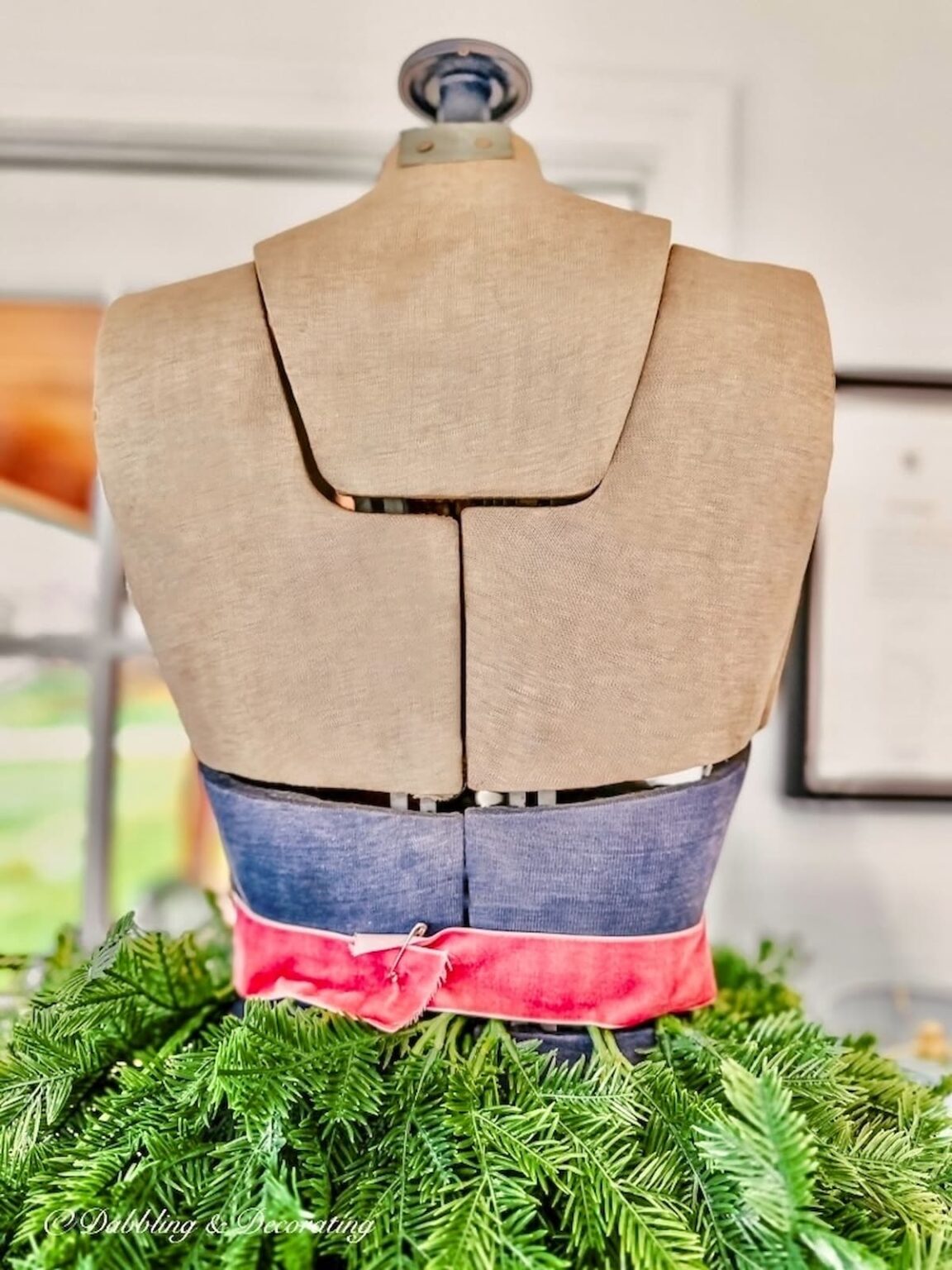 Christmas Mannequin Decoration Ideas So Cute, They Stole the Table