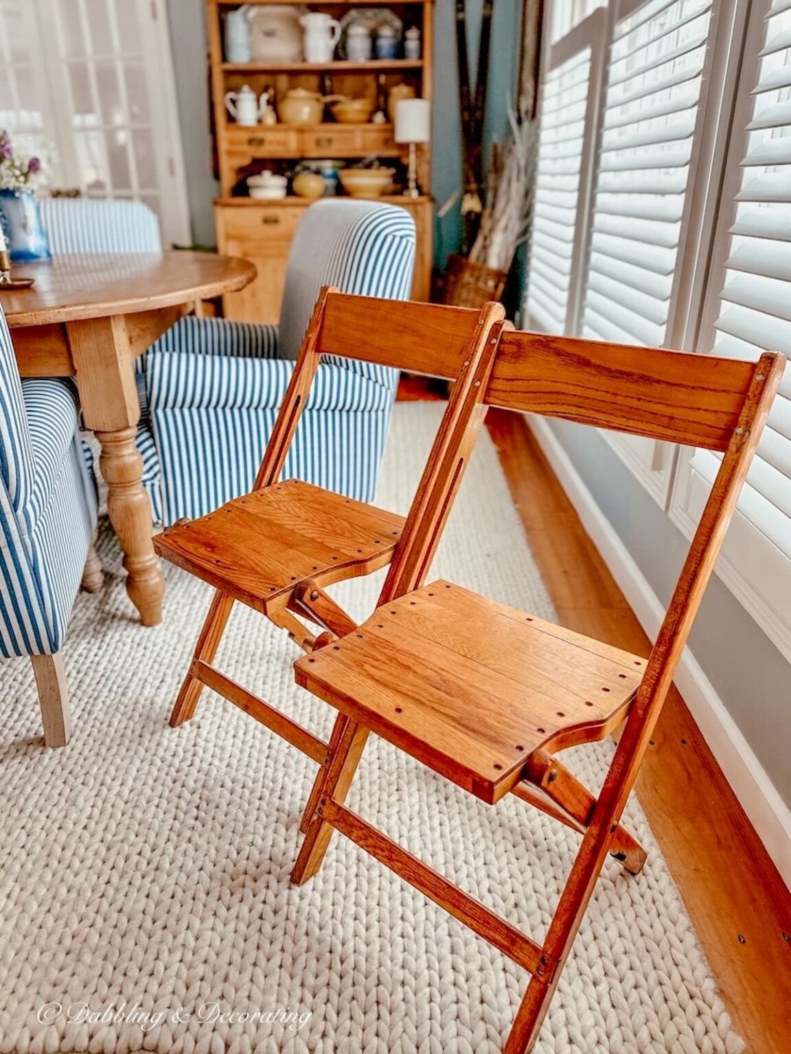 Vintage Folding Chairs Wall Decor, How to Hang, Style, and Collect with ...